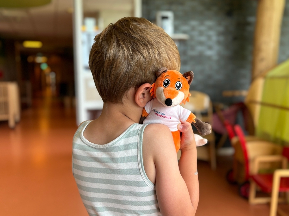 Kindervriend Tos de Vos als knuffel | Deventer Ziekenhuis